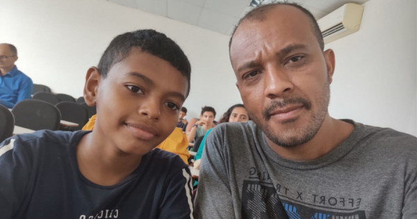Garoto de 13 anos é novamente aprovado em concurso público e deixa pai ...