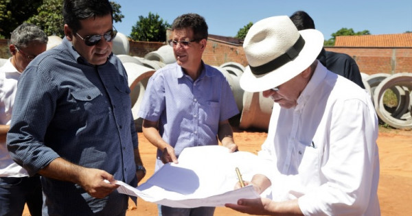 Ao lado de Marcus Marcelo, Dimas vistoria obras de drenagem em Araguaína