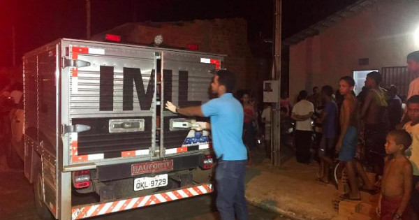 Pintor Tira A Própria Vida Com Tiro De Espingarda Na Frente Da Esposa