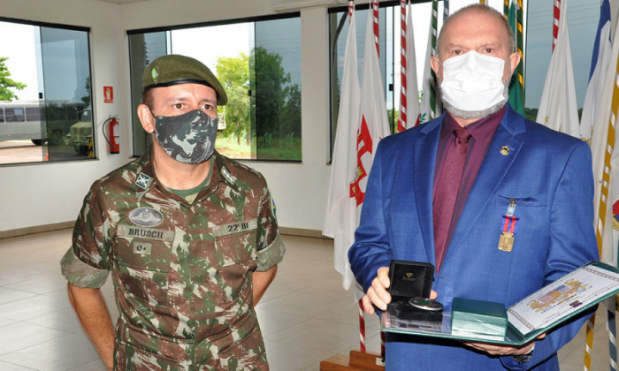 Carlesse recebe honraria do Exército Brasileiro e conhece projeto para ...
