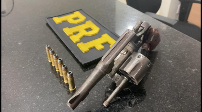PRF prende caminhoneiro com arma, munições e anfetaminas em Araguaína PRF prende caminhoneiro com arma, munições e anfetaminas em Araguaína