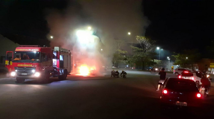 Carro Pega Fogo Após Sair De Oficina E Motorista Sofre Queimaduras Em