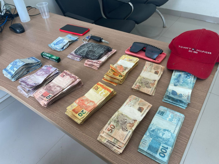 PM prende suspeito de tráfico flagrado com cocaína e apreende R$ 10 mil ... PM prende suspeito de tráfico flagrado com cocaína e apreende R$ 10 mil ...