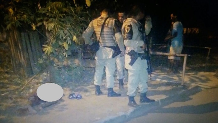 Menor infrator reage a abordagem e acaba baleado ao tentar tomar arma de PM